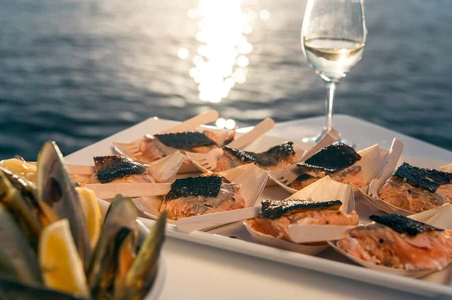 From Picton: Marlborough Sounds Cruise with Seafood - Wildlife and Nature Encounters