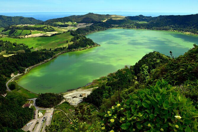 Adventure in the Furnas, with volcanoes, lagoons and tea plantations - The Guides and Group Size