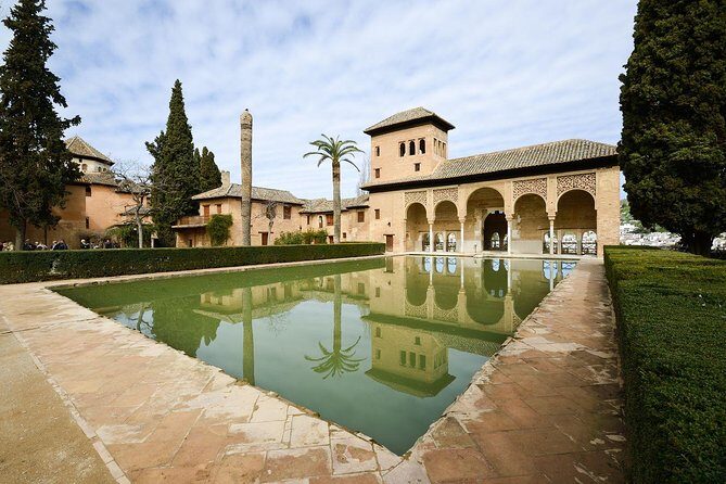 Alhambra Guided Tour with Generalife Gardens - Key Points