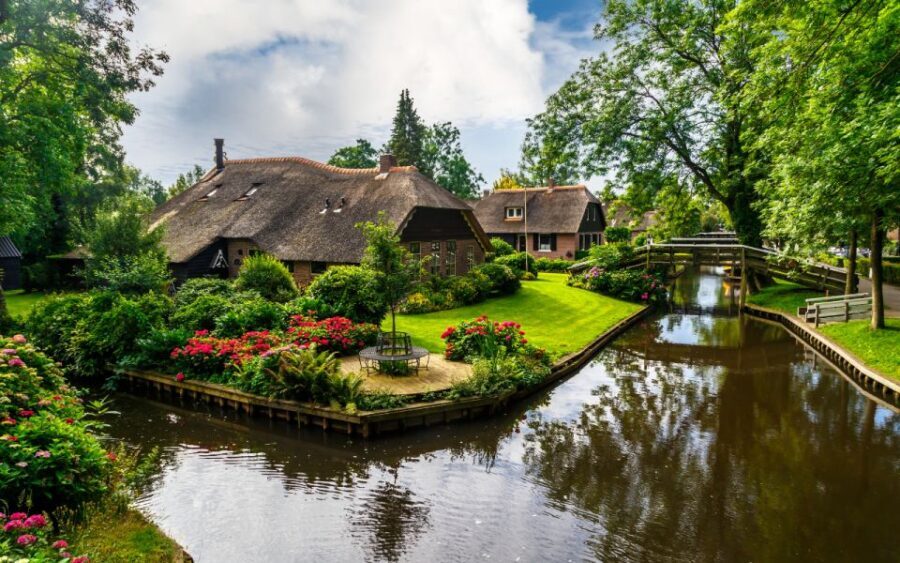 Amsterdam: Giethoorn Tour Scenic Cruise, Cheese & Free Time - Practical Details and Comfort
