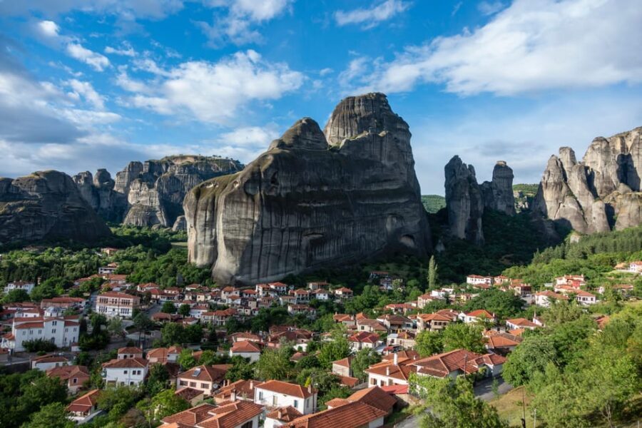 Athens: Meteora Day Trip with Central Pickup & Audio Guide - Arrival at Kalabaka: The Gateway to Meteora
