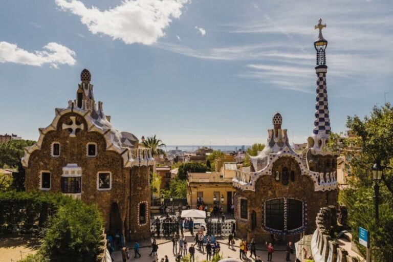 Barcelona: Discover Gaudí, Sagrada Familia, and Park Güell - Exploring Casa Batlló and Casa Milà