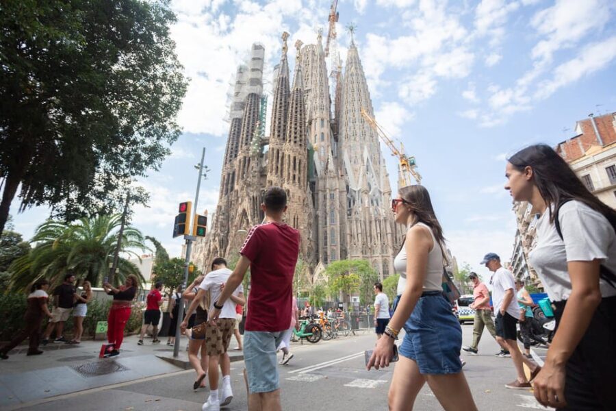 Barcelona: Park Güell & Sagrada Familia Guided Tour - Practical Details and Tips