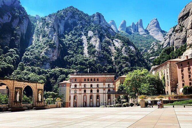 Barcelona to Montserrat Monastery: Tour, Transfers & Basilica - Second Stop: Abadia de Montserrat (3 hours)