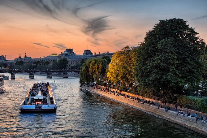 Bateaux Mouches Sightseeing Cruise in Paris with Champagne - What to Expect During the Cruise