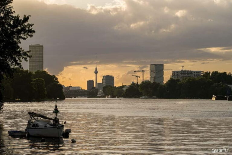 Berlin: 2.5-Hour Beer & Sunset Sightseeing Boat Cruise - Who Will Love This Cruise?
