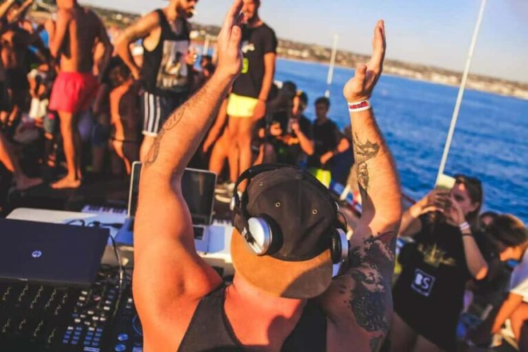 Boat Party al Tramonto nelle acque del Salento con Drink - Detailed Breakdown of the Itinerary