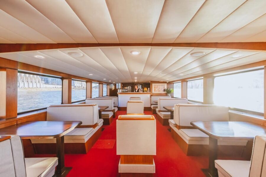 Budapest: Premium Sightseeing Cruise with Tokaj Frizzante - Comfort and Practical Details