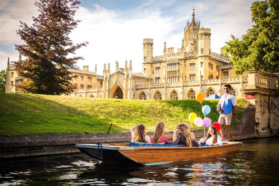 Cambridge: Shared Punting Tour with Guide - The Guides: Knowledgeable and Charismatic