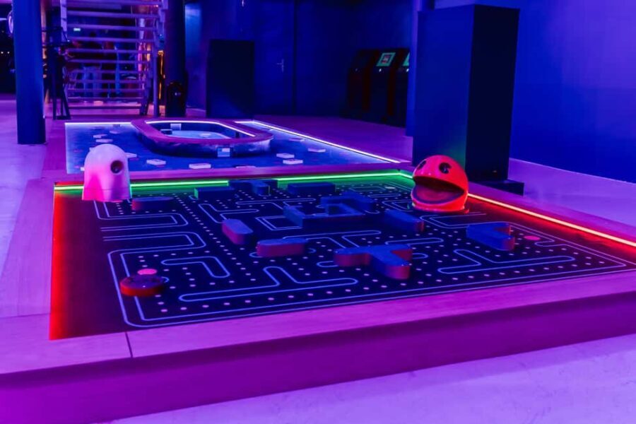 Cologne: Adventure Minigolf  Interactive tour through movie sets! - Who Should Consider This Tour?