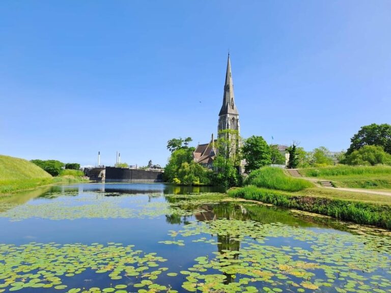 Copenhagen: 2,5-Hour 'Must See' Bike Tour with a Local Guide - Detailed Breakdown of the Itinerary