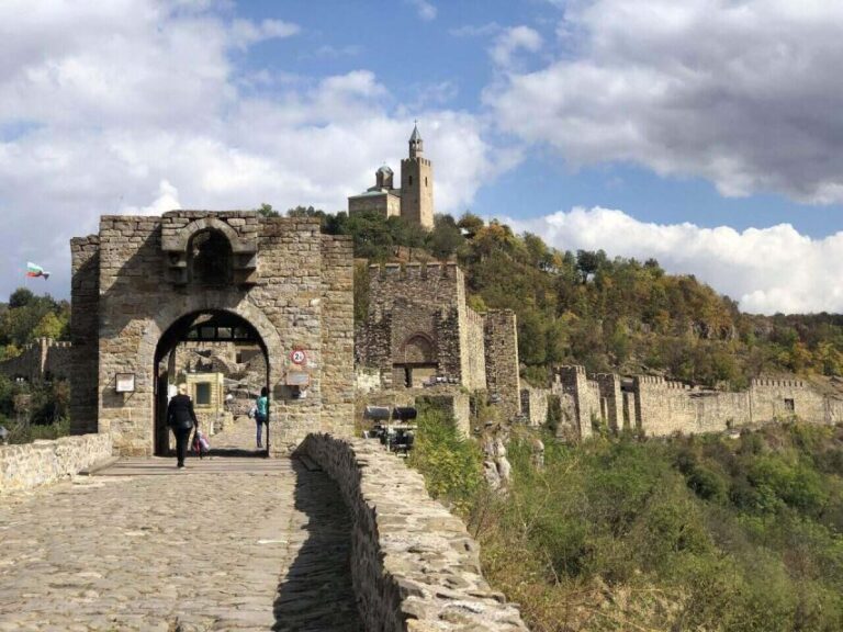 Day Trip to Bulgaria and Veliko Tarnovo from Bucharest - Transportation and Group Experience