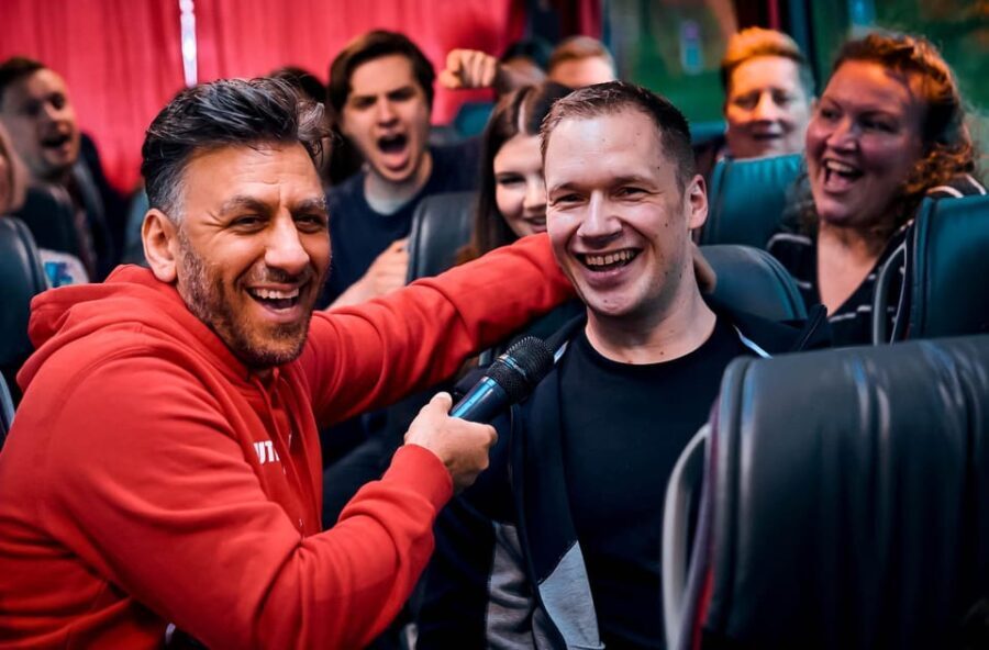 Düsseldorf: 1.5-Hour Comedy Bus Tour - The Experience on the Bus