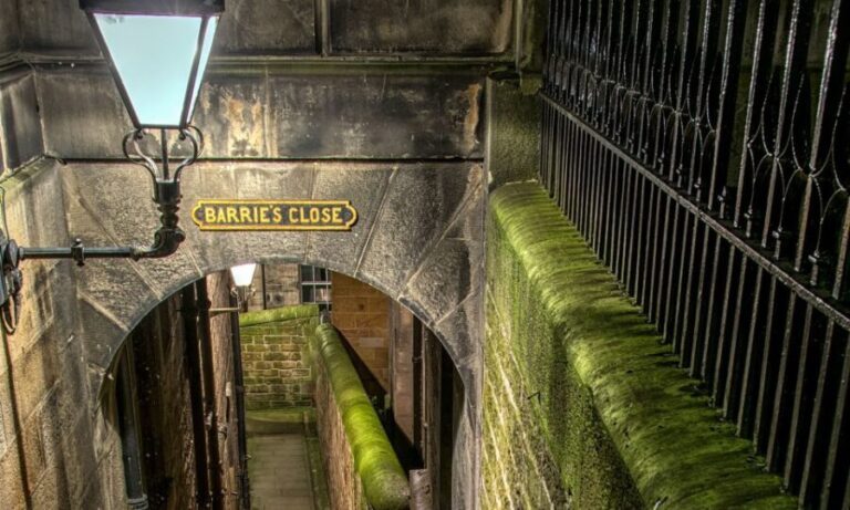 Edinburgh: 2-Hour Ghost Tour in Italian - Iconic Stops with a Haunted Twist