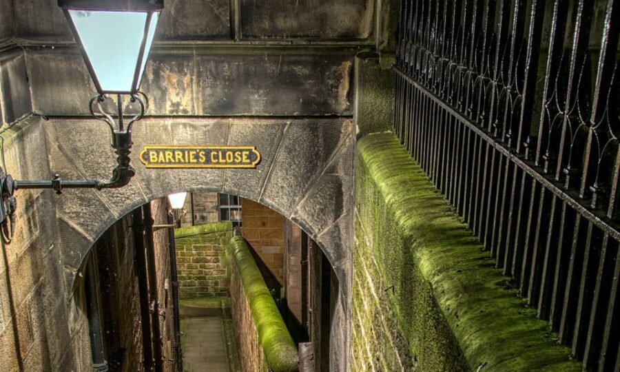 Edinburgh: 2-Hour Ghost Tour in Italian - Iconic Stops with a Haunted Twist