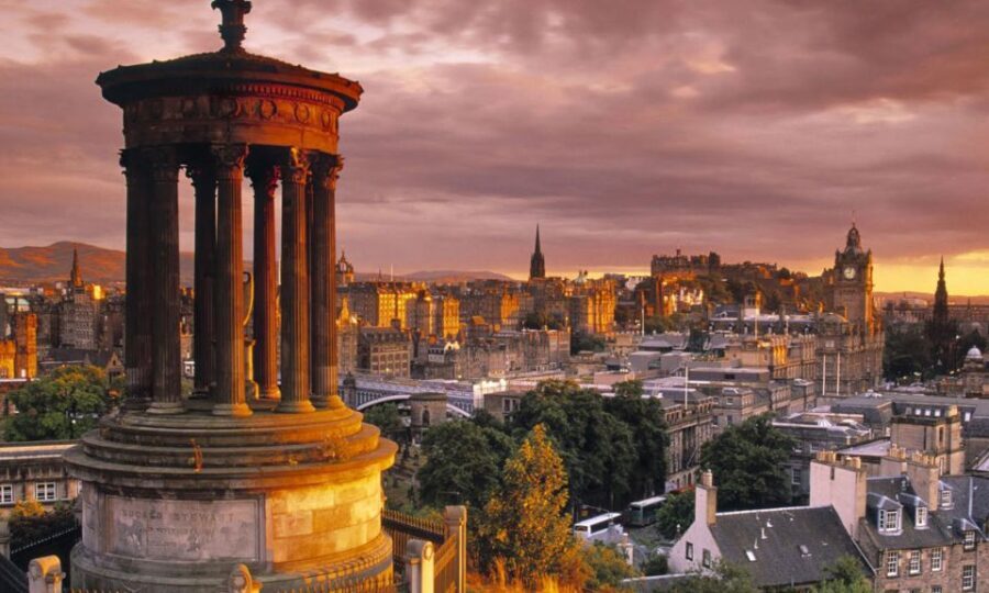 Edinburgh: 3-Hour Historical Walking Tour in Italian - Practical Aspects and Value
