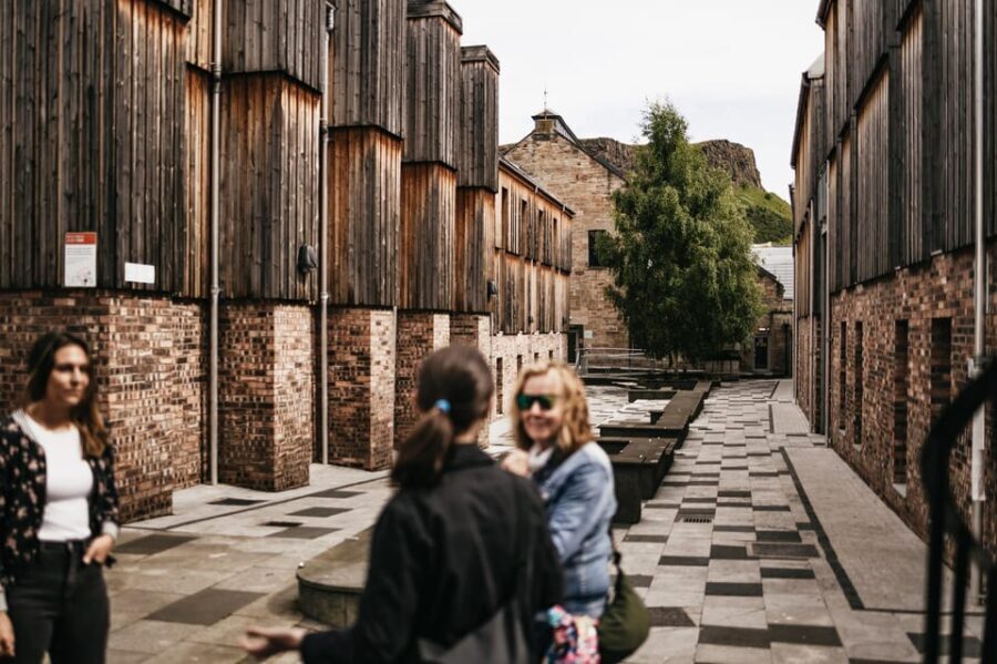 Edinburgh: Pubs and History Guided Walking Tour with Beer - What Makes This Tour Stand Out?