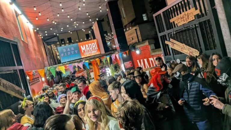 Edinburgh: The Original Pub Crawl 7 Bars 7 Shots & Discounts - What Sets This Tour Apart?