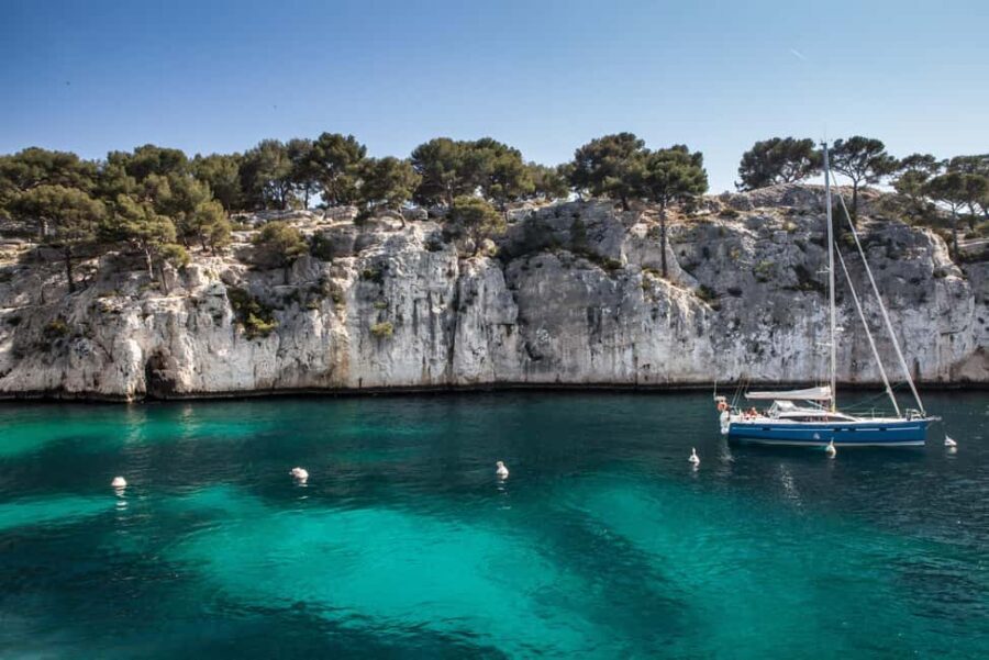 From Bandol: Visit the 7 calanques of Cassis & Marseille (2.5 hours at sea) - FAQs