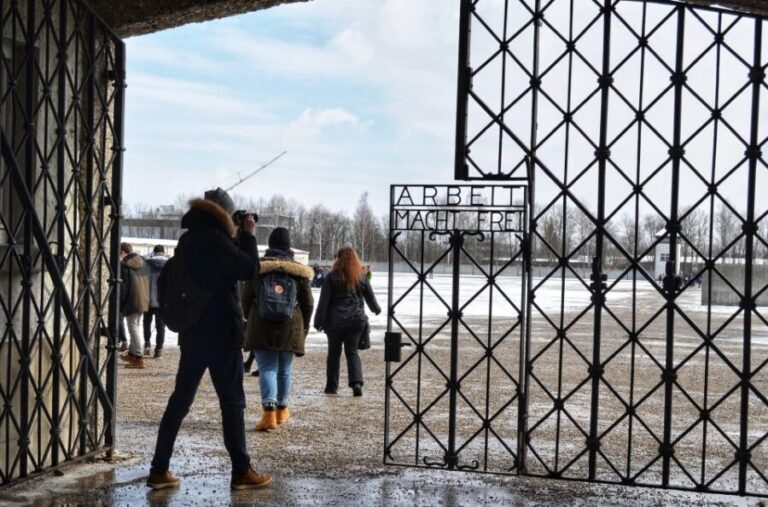 From Munich: Dachau Memorial Site Tour in Spanish - A Closer Look at the Dachau Memorial Site Tour