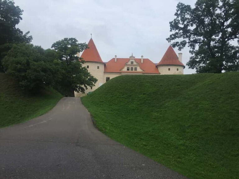 From Riga: Vilnius One-Way Tour with Sightseeing Stops - Guides & Guest Experience