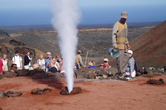 Full Day Tour to Timanfaya, Green Lagoon and La Geria - The Green Lagoon: El Lago Verde
