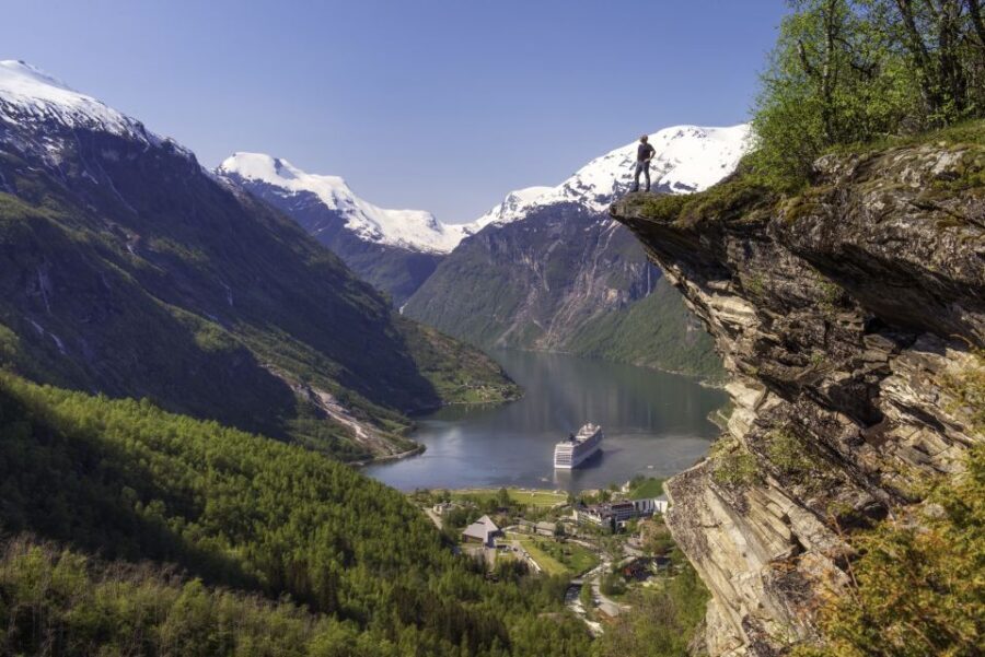 Geiranger: Bus Tour with Multilingual Audio Guide - Key Points