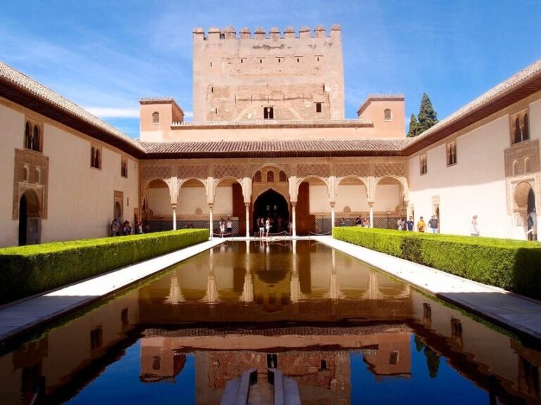 Granada: Tour of Alhambra, Generalife, and Nasrid Palaces - Ideal For
