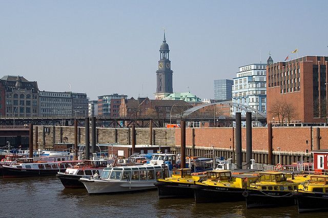 Hamburg: 1.5-Hour Comedy Bus Tour in German - The Itinerary in Detail