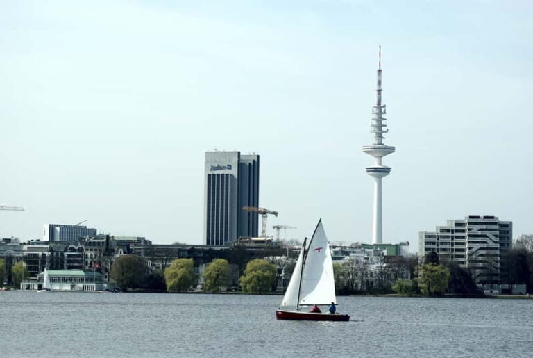 Hamburg: 1.5-Hour Sailing Sightseeing Tour on Aussenalster - What the Tour Includes and How It Works