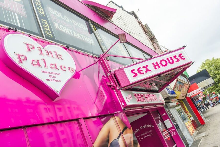 Hamburg: Adults Only Reeperbahn Tour - Guides and Atmosphere