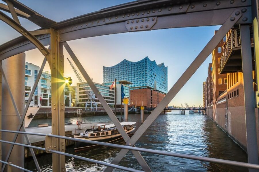 Hamburg Combi: 1,5h Evening Cruise & 2h Reeperbahn Tour - A Closer Look at the Harbor Cruise