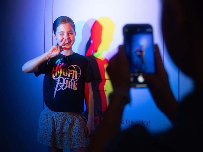 Hamburg: Museum of Illusions Ticket - What About the Guides and Staff?