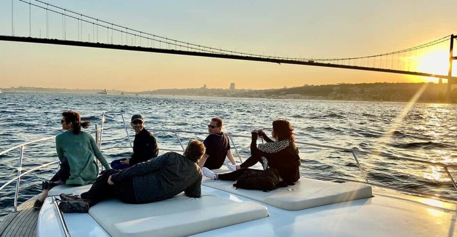 Istanbul: Bosphorus Yacht Cruise at Sunset with Snacks - Snacks, Drinks, and Atmosphere