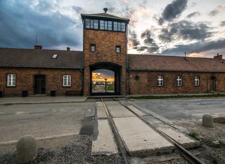 Krakow: Auschwitz-Birkenau Guided Tour with Pickup & Lunch - What Makes This Tour Stand Out