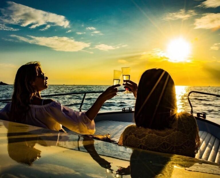 La Spezia: Sunset Boat Tour with Aperitivo and Snacks - The Experience on Board