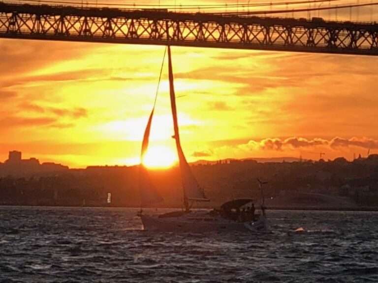 Lisbon: Private Sunset Sailing Tour with Champagne - What Reviewers Say