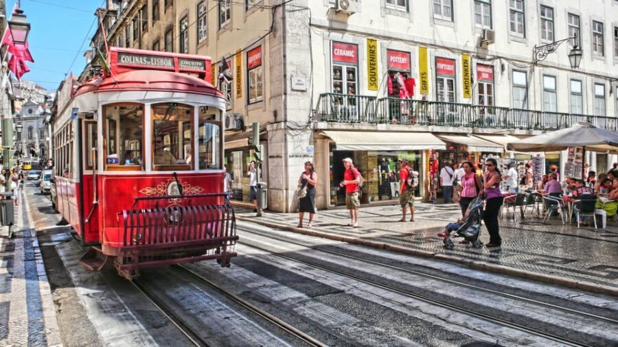Lisbon's historic old town in a tuk-tuk in German - The Benefits of This Tour