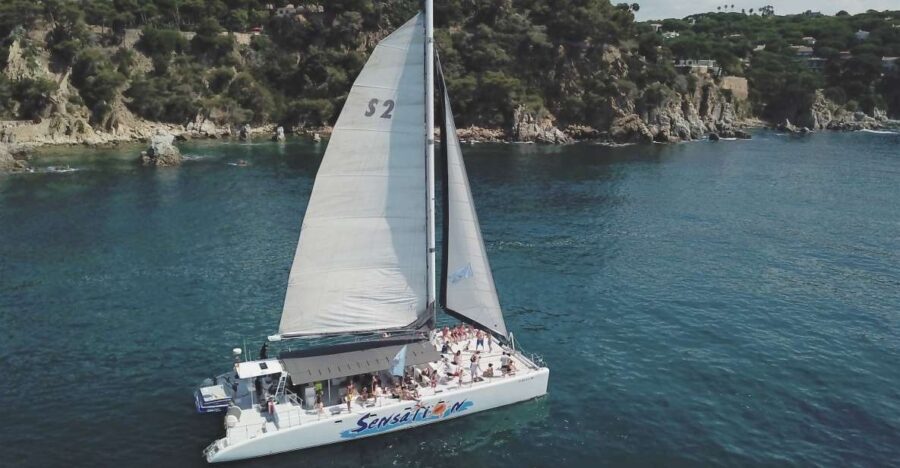 Lloret de Mar: Sunset Catamaran Cruise with DJ and Drinks - The Vibe: Music, Drinks, and Good Times