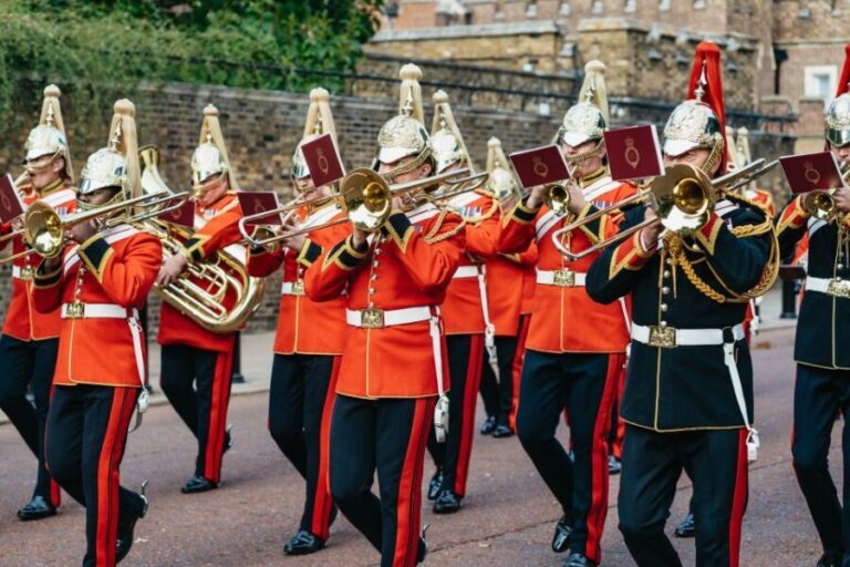 London: Changing of The Guard Tour - The Experience: Authentic British Traditions Up Close