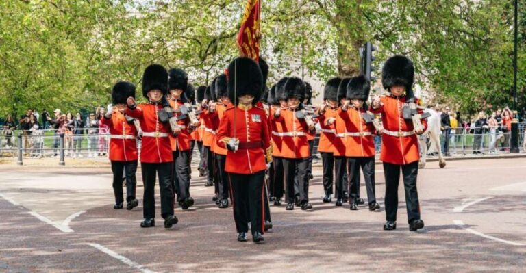 London: Changing of the Guard Tour by Buckingham Palace - The Itinerary in Detail