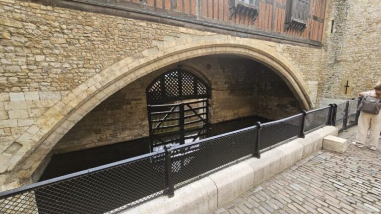 London: Easy Access Tower of London and Crown Jewels Tour - Practical Aspects and Tips