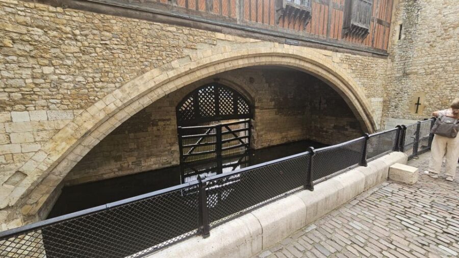 London: Easy Access Tower of London and Crown Jewels Tour - Practical Aspects and Tips