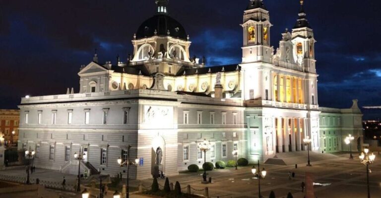 Madrid: Enchanted Evening Walking Tour in Spanish - Exploring Madrid at Night: An In-Depth Review