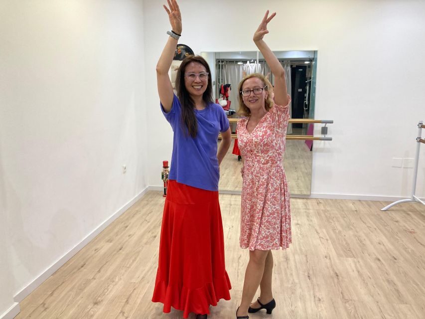 Málaga: Learn to dance flamenco rumba in 45 minutes - Detailed Breakdown of the Experience