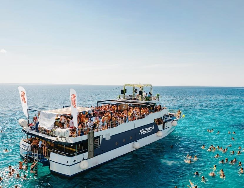 Mallorca: Boat Party with Live DJs, Lunch, & Nightclub Entry - The Capacity and Group Dynamic