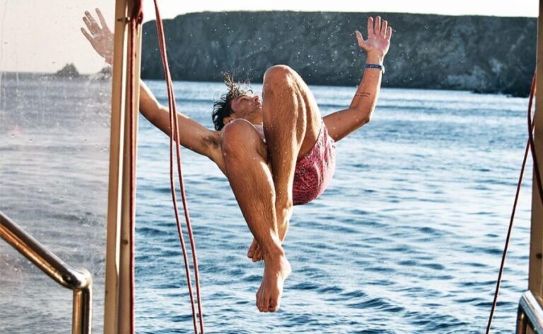 Mykonos: Sunset Boat Party with Open Bar & Live DJ - Group Size and Atmosphere