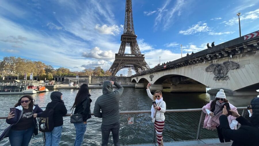 Paris: 1-Hour Sightseeing Cruise and 3-Course Bistro Dinner - Authentic Experiences from Guest Feedback