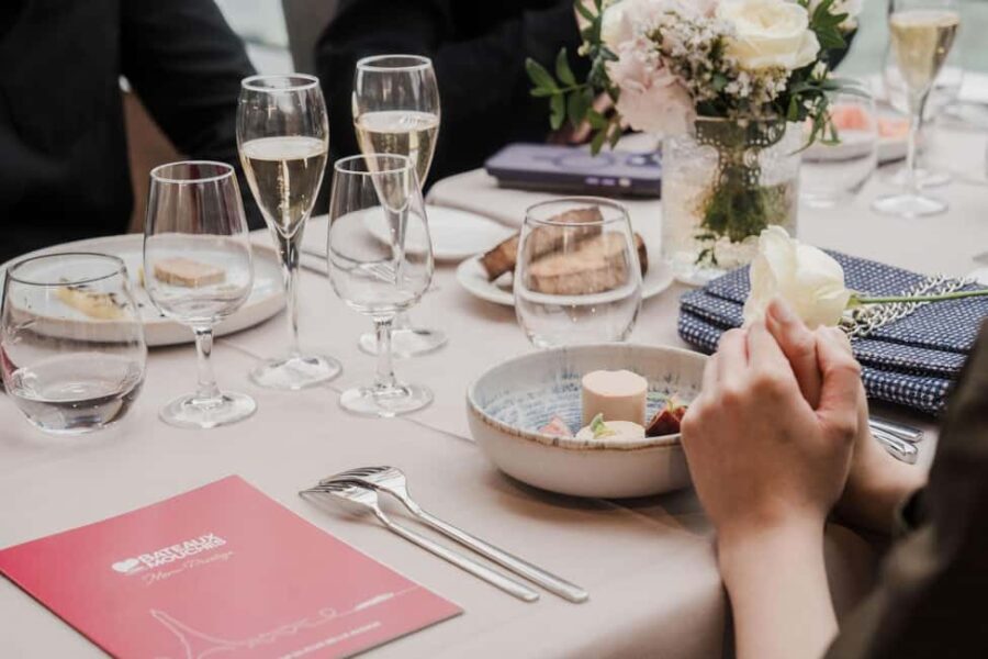 Paris: 4-Course Dinner Cruise on Seine River with Live Music - What the Itinerary Looks Like