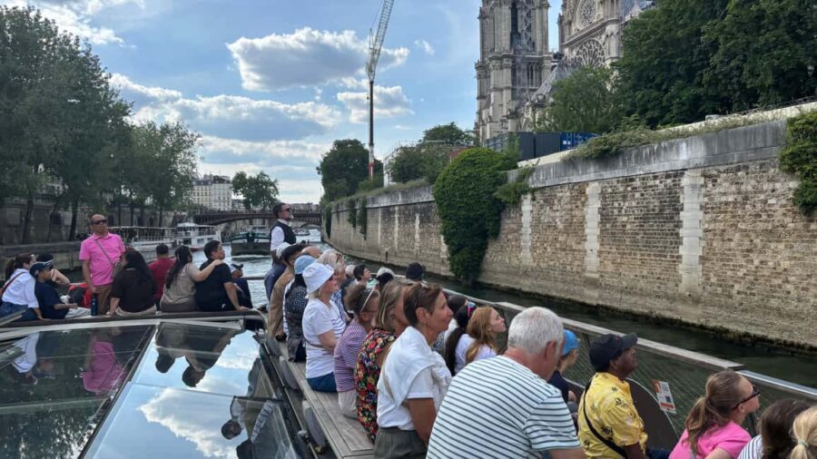 Paris: Illuminations River Cruise with Audio Commentary - Setting the Scene: What to Expect